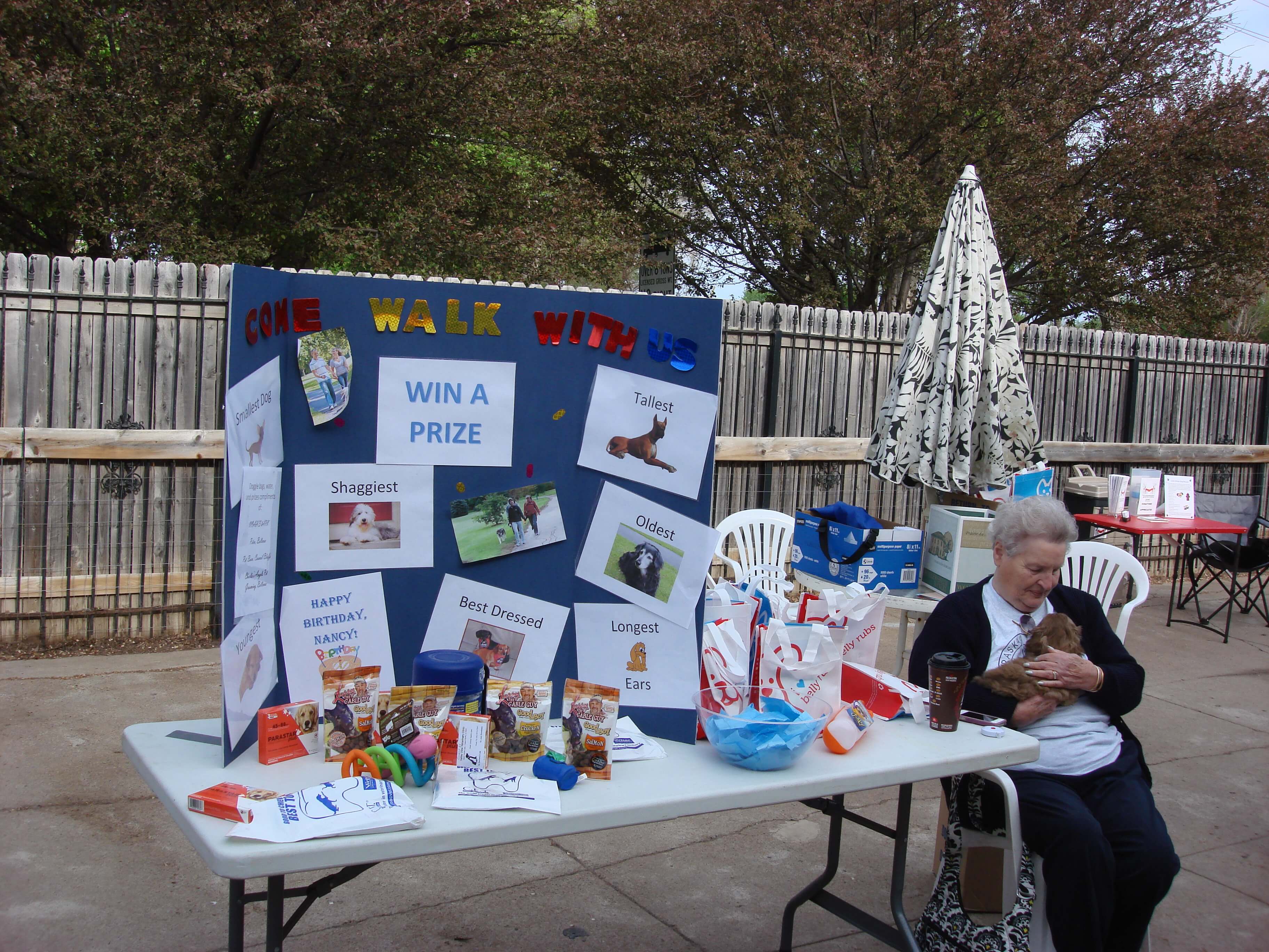 Dog Walk – Prize Table – Nebraska Wander Freunde Trailblazers